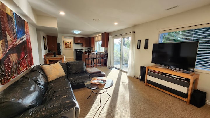 Charming Caulfeild Village Tudor With Str License - Cyprus