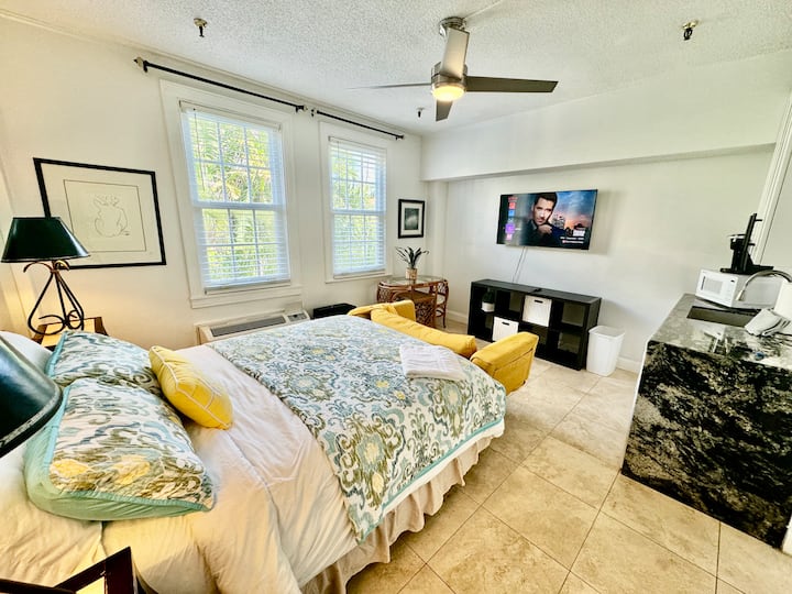 Palm Beach Island Queen Condo. Steps To The Beach - Palm Beach, FL