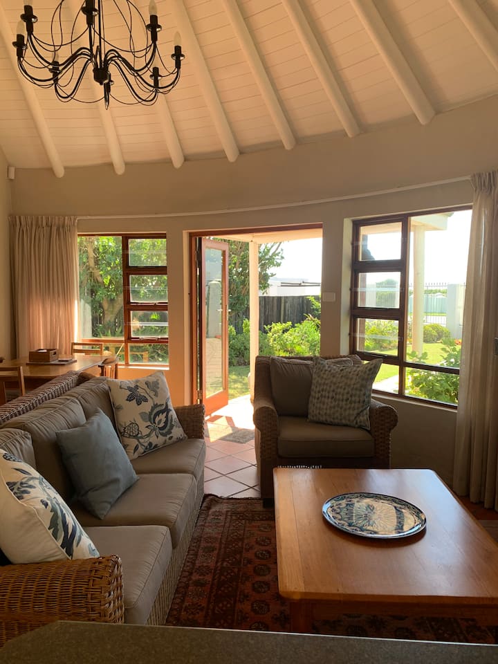 Shore Cottage-  Over The Road To The Water's Edge! - Saint Francis Bay