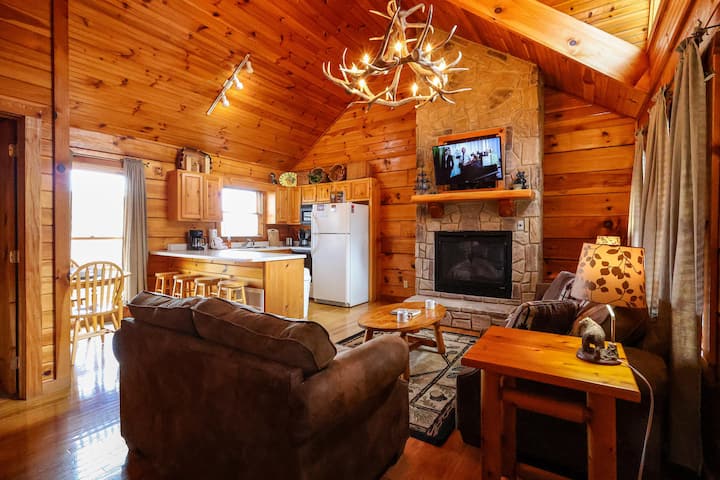 Hot Tub, Near Pf Parkway, Easy Drive, & Fireplace! - Pigeon Forge, TN