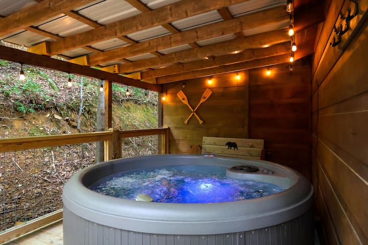 Hot Tub, Firepit, Dog Friendly, Arcade Games!