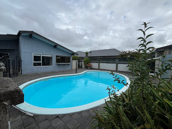 Large Group Home W Pool - Sleeps 12+ - Napier