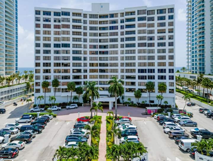 Amazing Views Ocean Apt ! Hollywood*free*parking* - Miami Gardens, FL
