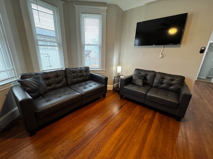 Stylish, Newly Renovated 4-bedroom Apartment - Essex, MD