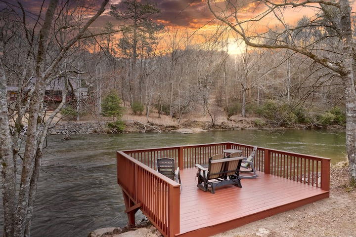 Riverfront Cabin/hot Tub/secluded W/resort Amenity - Ellijay
