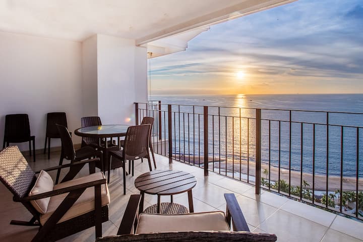 Oceanfront Condo In Tropical Paradise Awaits You At The Grand Venetian! - Puerto Vallarta