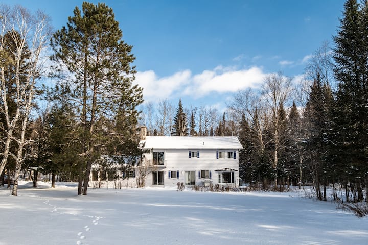 ~ Beautiful & Spacious Lakefront Villa Saskia ~ - Laurentides