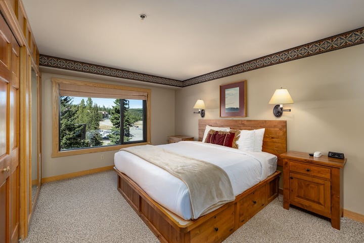 Ski-in/out! Lone Peak Views & Community Hot Tub! - Big Sky, MT
