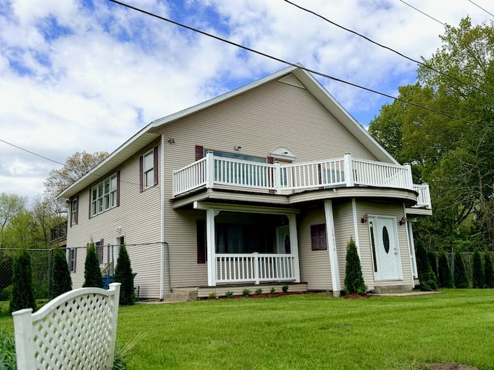 Relaxing Getaway 5bd Home Close To Wineries & Lake - Berrien Springs, MI