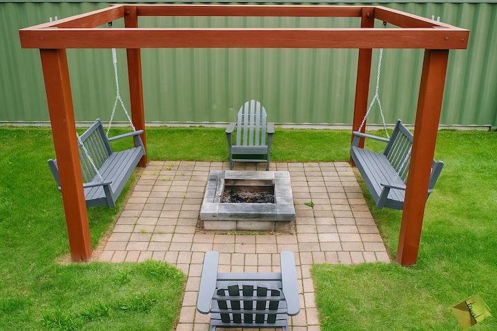 Urban Farmhouse W/ Swings, Firepit & Putting Green - Richmond, VA