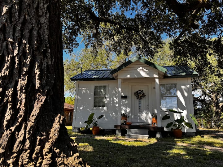 Little River House - Peaceful Waterfront Retreat - Highlands, TX