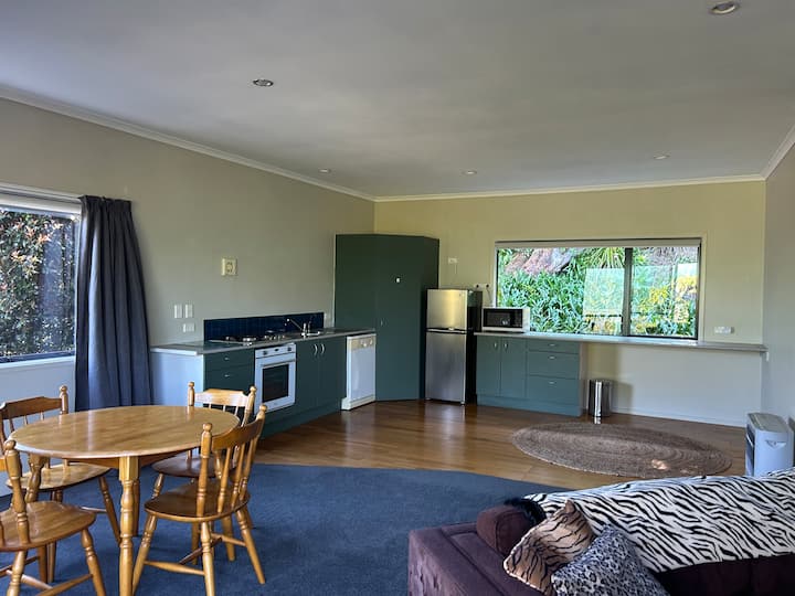 Roads End Cottage - Quiet 2 Bedroom Rural Cottage - Matakana