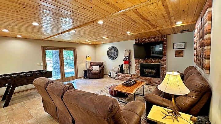 Gummy Bear Lodge 5 Bedroom, Game Room, Sleeps 13 - Big Bear Lake, CA