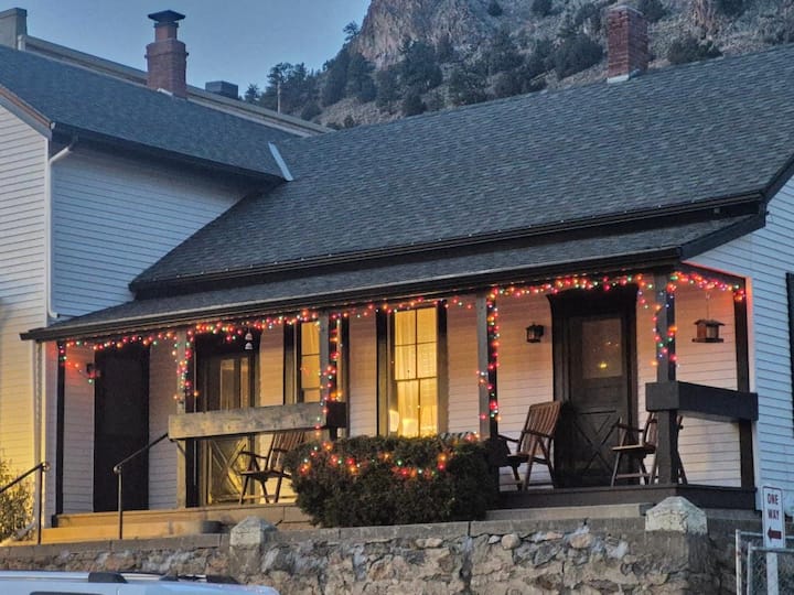 Historic Home Steps From Downtown Shops Sleeps 8. - Idaho Springs, CO