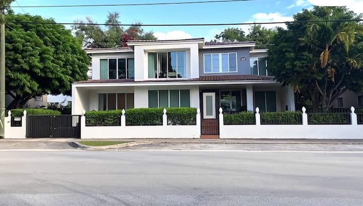 2bd Spacious Top Floor Private Retreat - Coral Gables, FL