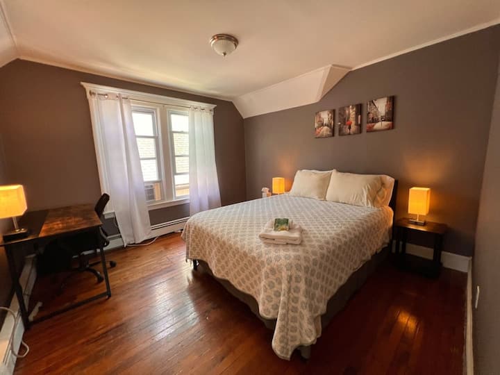 Rosemary Room | Stay Near Yale Campus & Downtown - New Haven, CT