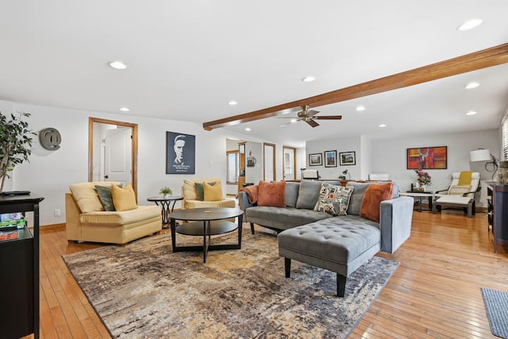 A Spacious Escape: Pool Table, Patio & Big Kitchen - Windsor, ON, Canada