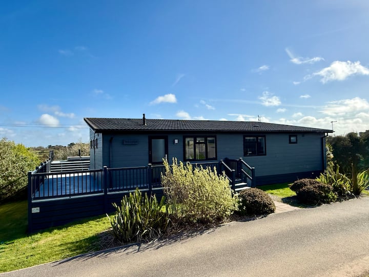 Teal Lodge Cornwall + Hot Tub, Pool & Great Views - Newquay