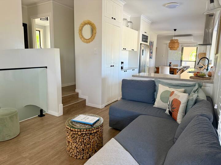 Central Beach Town Gem - Gladstone