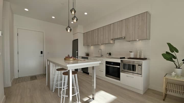 Lakefront Stylish Condo With Pool - Kelowna