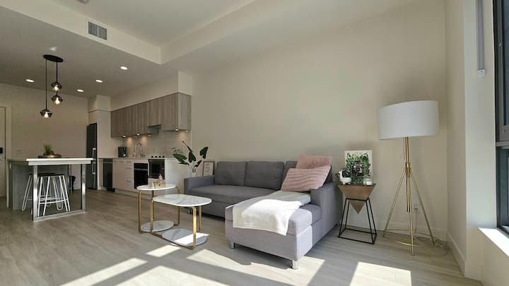 Lakefront Stylish Condo With Pool - Kelowna