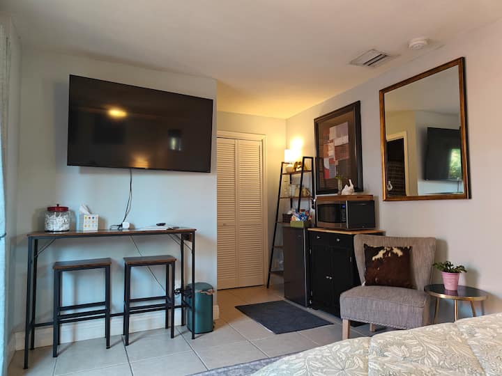 Queen. Minutes To Wilton Drive. Private Entrance. - Fort Lauderdale, FL