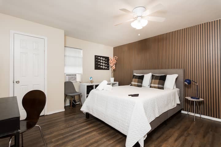🧡The Pecan Junior Suite Desk Space Fast Wifi!✅ - McAllen, TX
