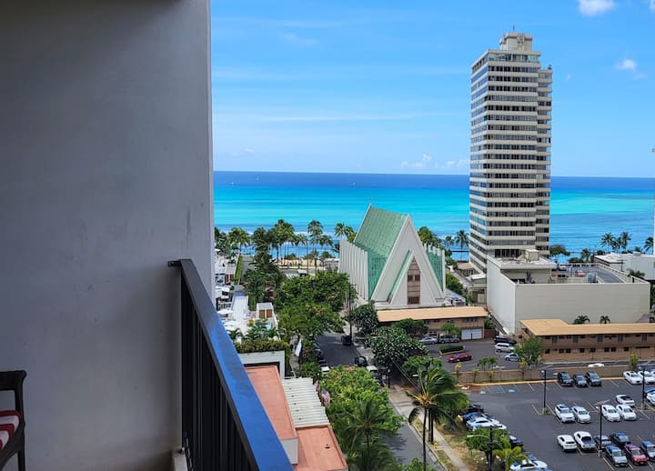 Waikiki Condo Sleeps 6 With View + Free Parking - Kailua, HI