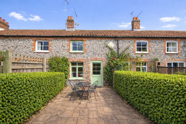 A Delightful Riverside Cottage, Fabulous Location! - Norfolk