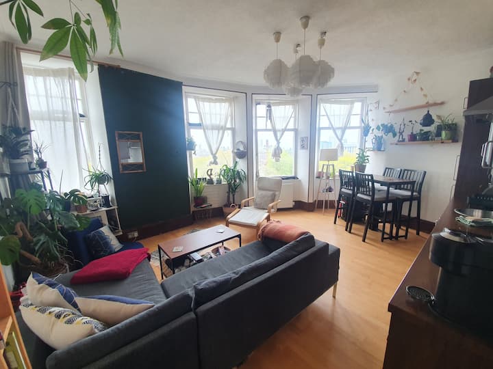 Central Aberdeen Haven | Light Flat, Skyline Views - Aberdeen