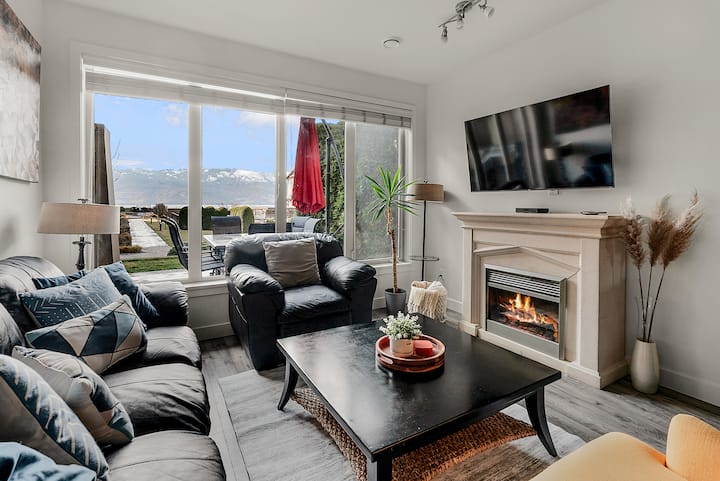 Townhouse At Lakefront Resort With Pool, Boat Slip - Kelowna