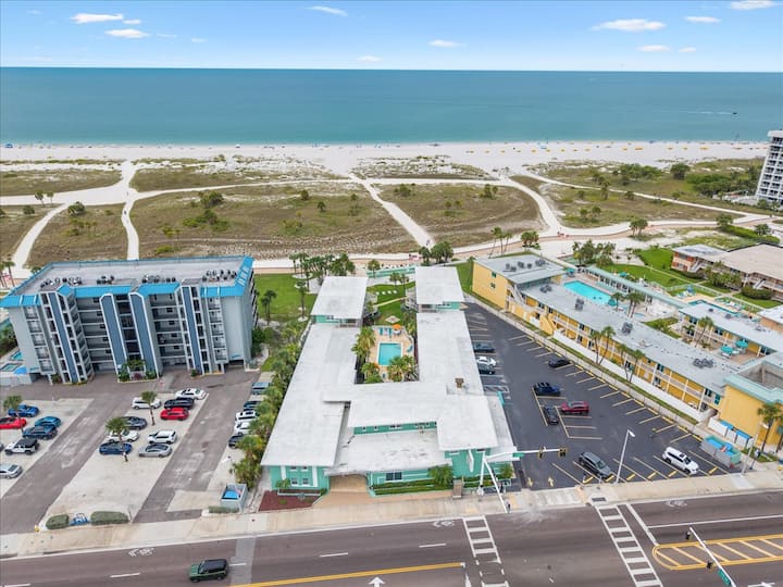 Treasure Island 1-br Retreat With Pool View - Tt32 - Treasure Island, FL