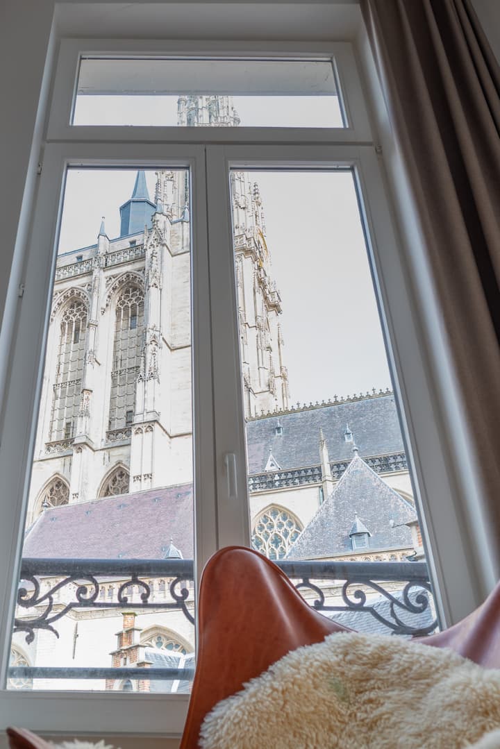 Iconic Cathedral View | City Apartment - Anvers