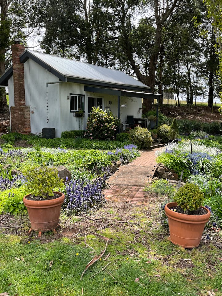 Sounds Of A Babbling Brook And Kookaburra Laughter - Trentham