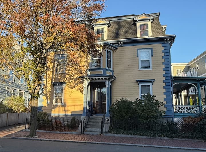 The Violet Suite At The Dowager Countess - Salem, MA