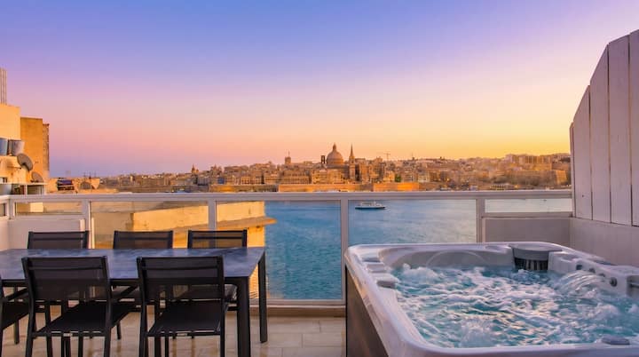 Valletta Views Penthouse | Jacuzzi | Sliema - Valletta