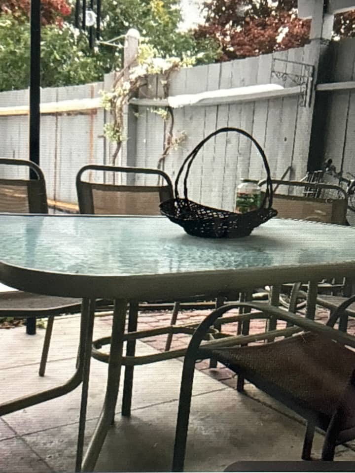 Small Suite Near Hospital, Downtown, Everything - Kelowna