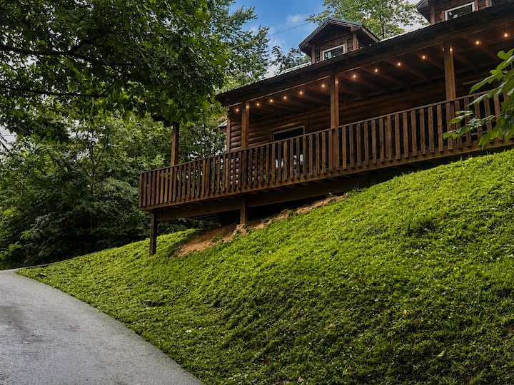 1mi To Gatlinburg Strip3br, Hot Tub + Fire Pit - Gatlinburg, TN