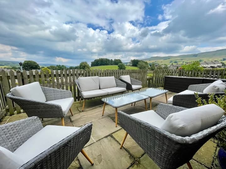 Central Hawes Spacious . 4 Bedrooms.2 Ensuite. - Askrigg