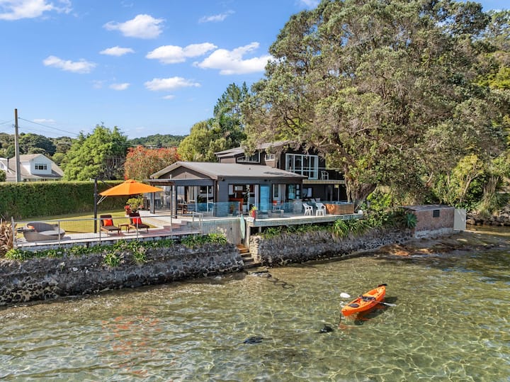 Absolute Waterfront In Ngunguru - Tutukaka