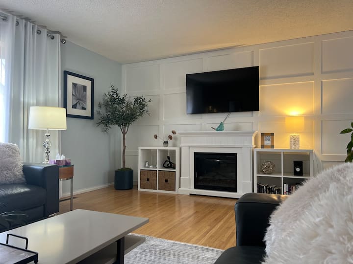 B1 King Bed*ac* Fenced Home, Walk To Store & Park - Calgary