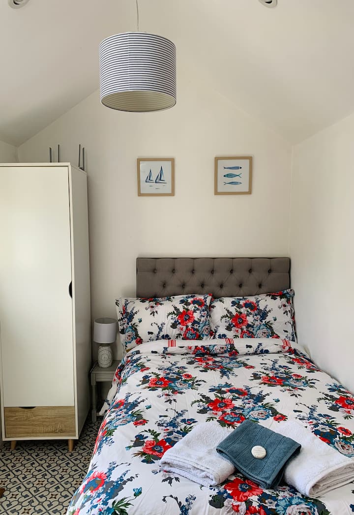 Cosy Cornish Barn Bedroom With En-suite - Helston