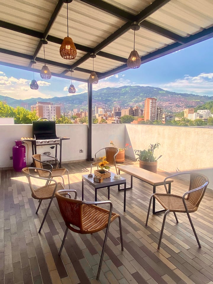 Vista Al Cielo Y A Las Montañas De Medellín. - Medellín