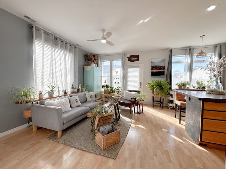 2 Br Townhome Close To Downtown Logan W/ Parking - Logan, UT