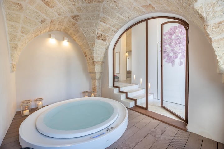 Villa Esteva: A Bright And Sunny Villa In A Quiet Position, Surrounded By The Apulian Countryside, With Free Wi-fi. - San Vito dei Normanni