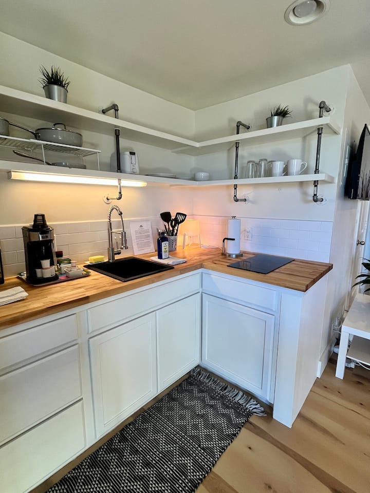 Heart Of Downtown Escape | Walkable + Cozy Vibes - Fayetteville, AR