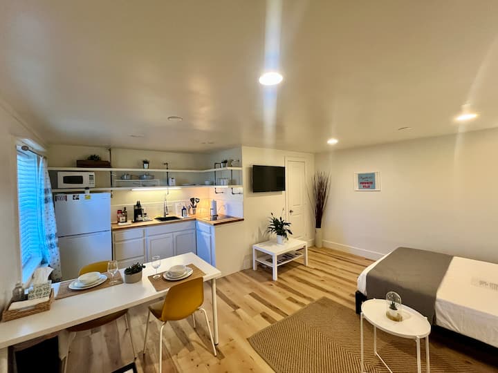 Heart Of Downtown Escape | Walkable + Cozy Vibes - Fayetteville, AR