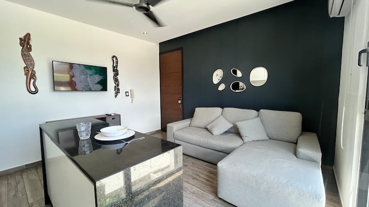 Live Local, Top Floor View, Modern 1br & Concierge - Playa del Carmen