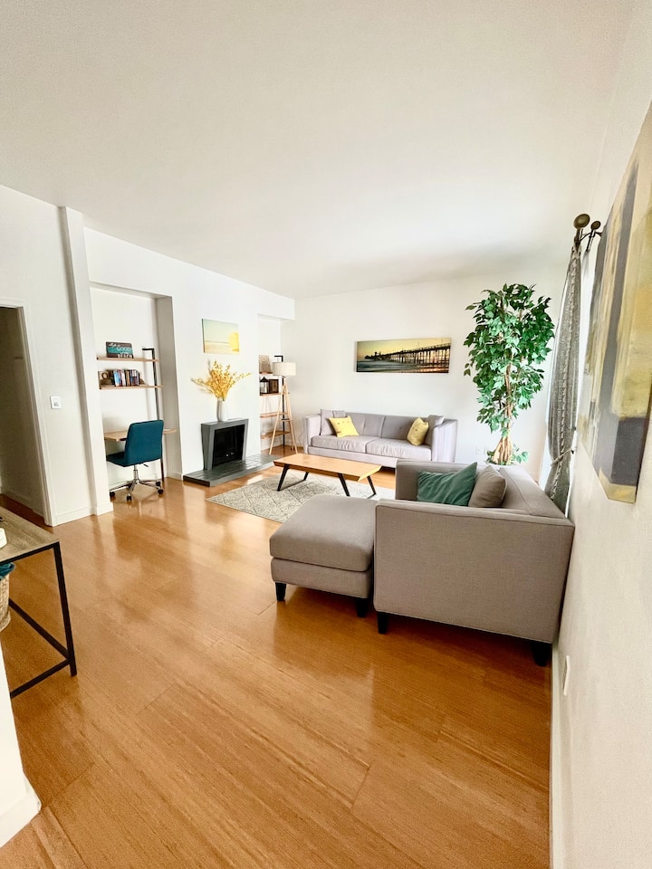 Modern Penthouse Condo Minutes To The Beach - Los Angeles, CA