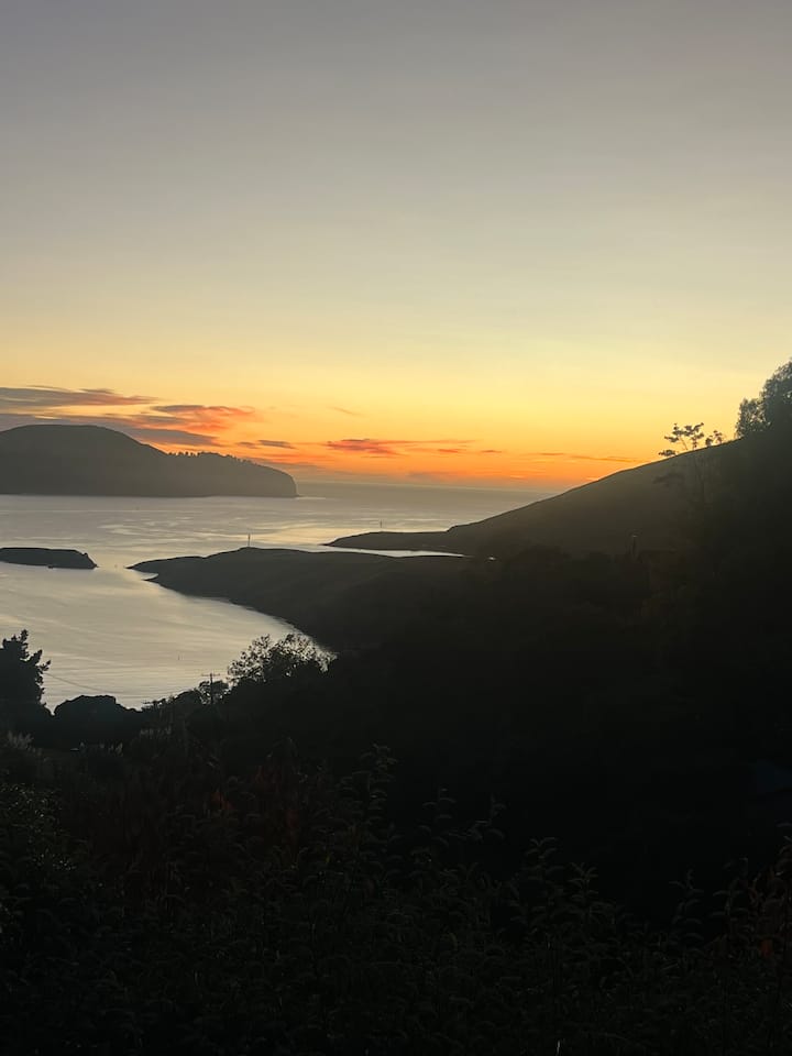 Modern Cosy Diamond Harbour Hideaway - Lyttelton